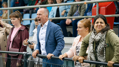 NPO.nl | Review Voetbalouders: Luizenmoeder-bedenker Ilse Warringa…